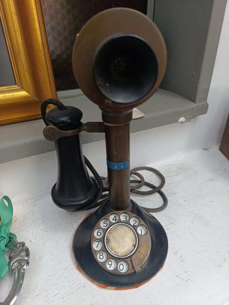 Teléfono candlestick con disco (ca. 1918) – COLECCIóN DE APA